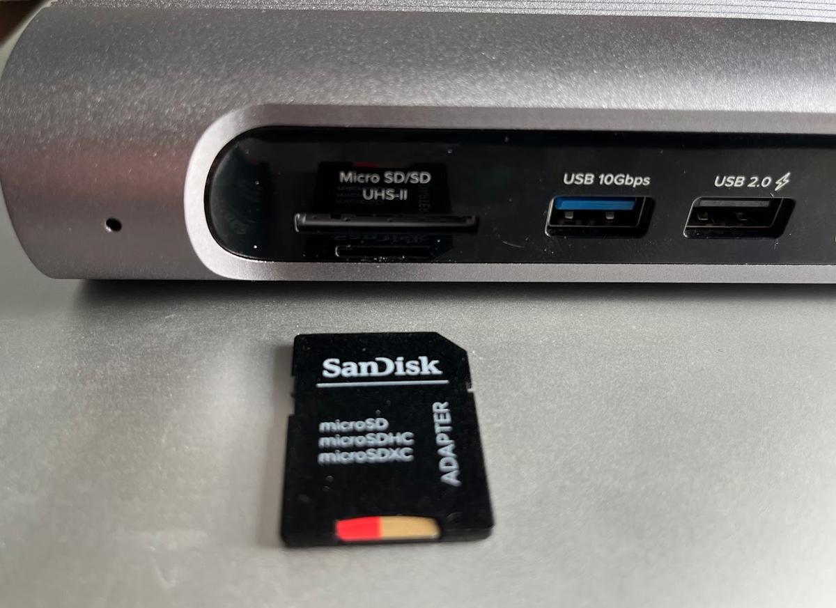 How do I insert and remove media cards from the TBT4-UDZ? - Plugable ...