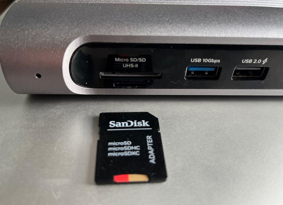 How do I insert and remove media cards from the TBT4-UDZ? - Plugable ...