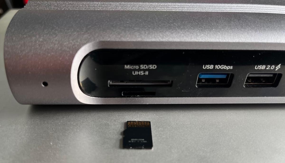 How do I insert and remove media cards from the TBT4-UDZ? – Plugable ...