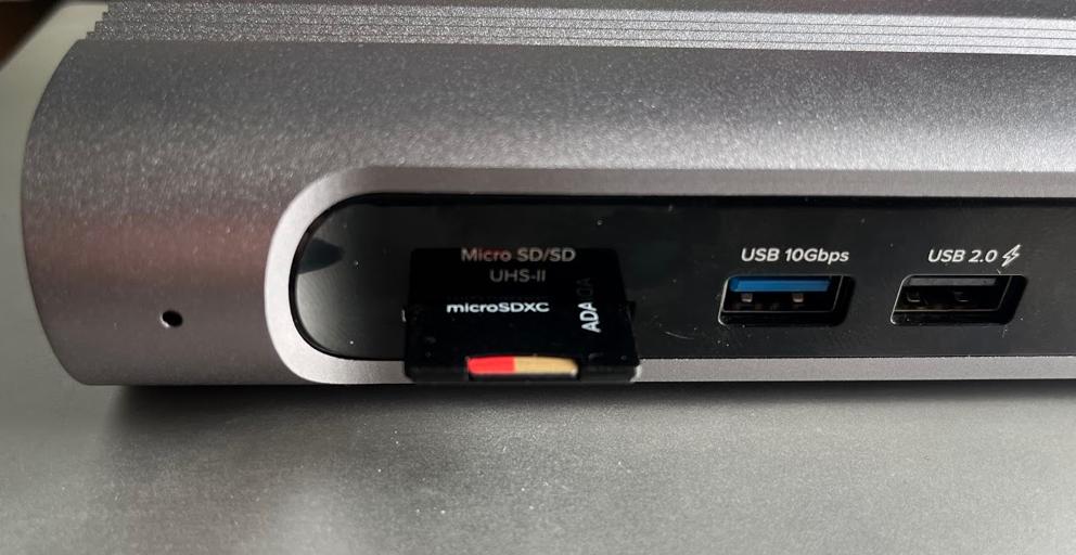 How do I insert and remove media cards from the TBT4-UDZ? - Plugable ...